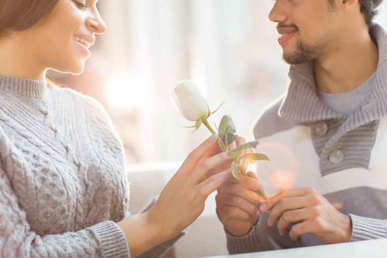 Pria Memberi Bunga Lily Kepada Wanita Tandanya Sayang? Ini Maknanya ...