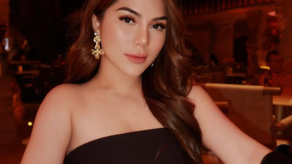 Charent Bears, Influencer Ibu Kota Yang Suka Pamer Dada Dan Seksi ...